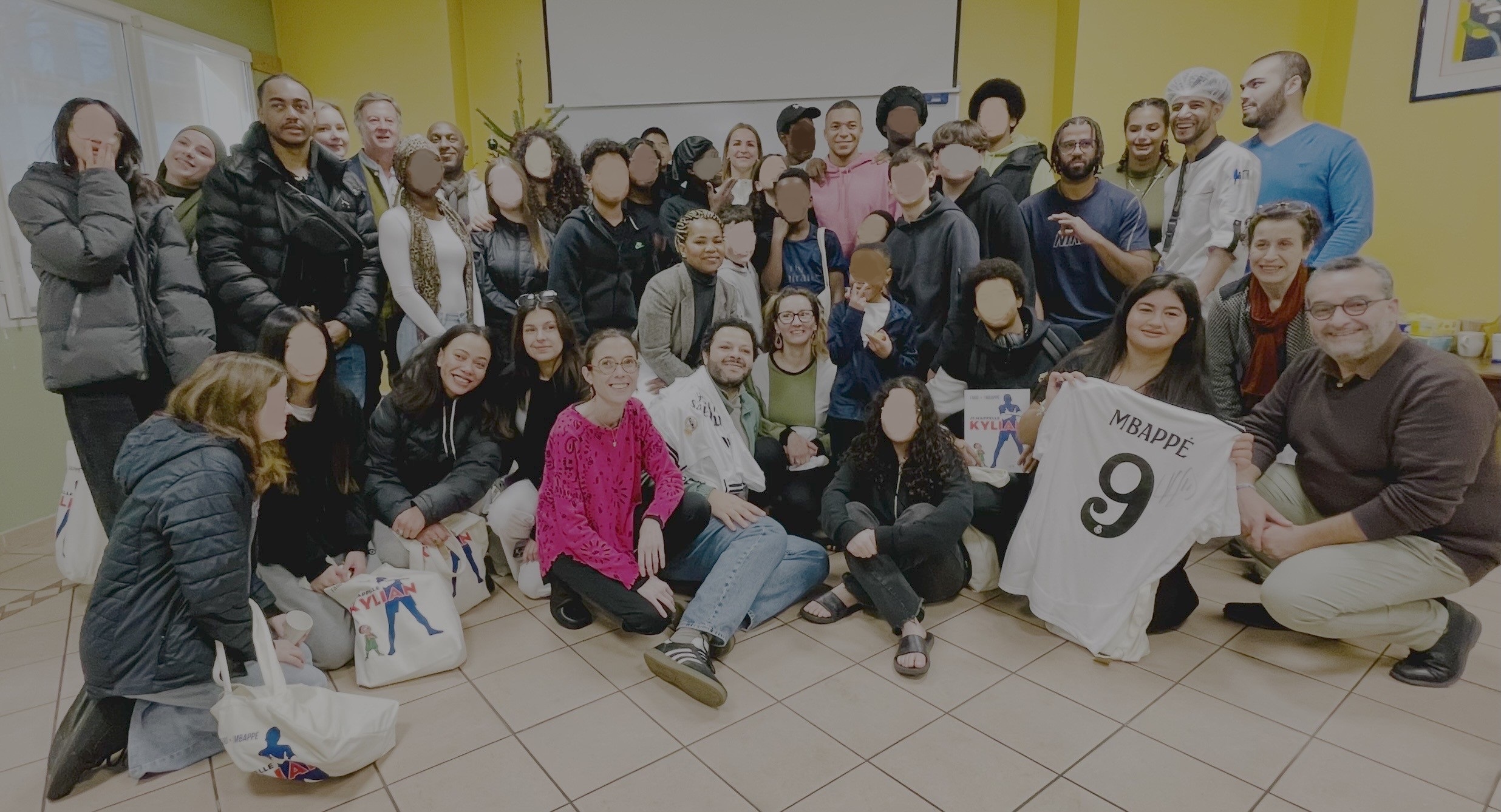 Kylian Mbappé au Foyer éducatif Jenner pour Noël ! - Association Jean ...